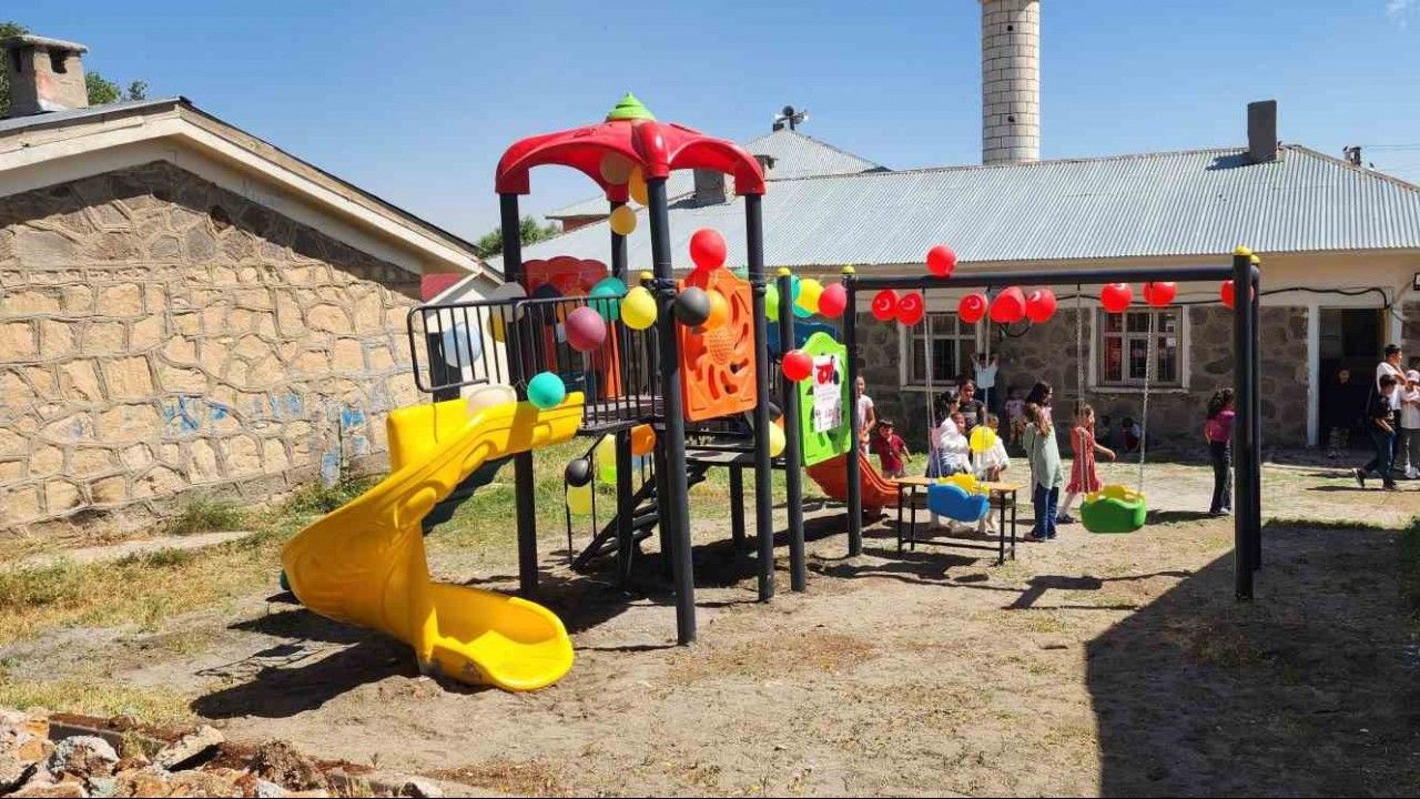 Muş’ta köye şehit Öğretmen Necmettin Yılmaz adına oyun parkı yapıldı ...