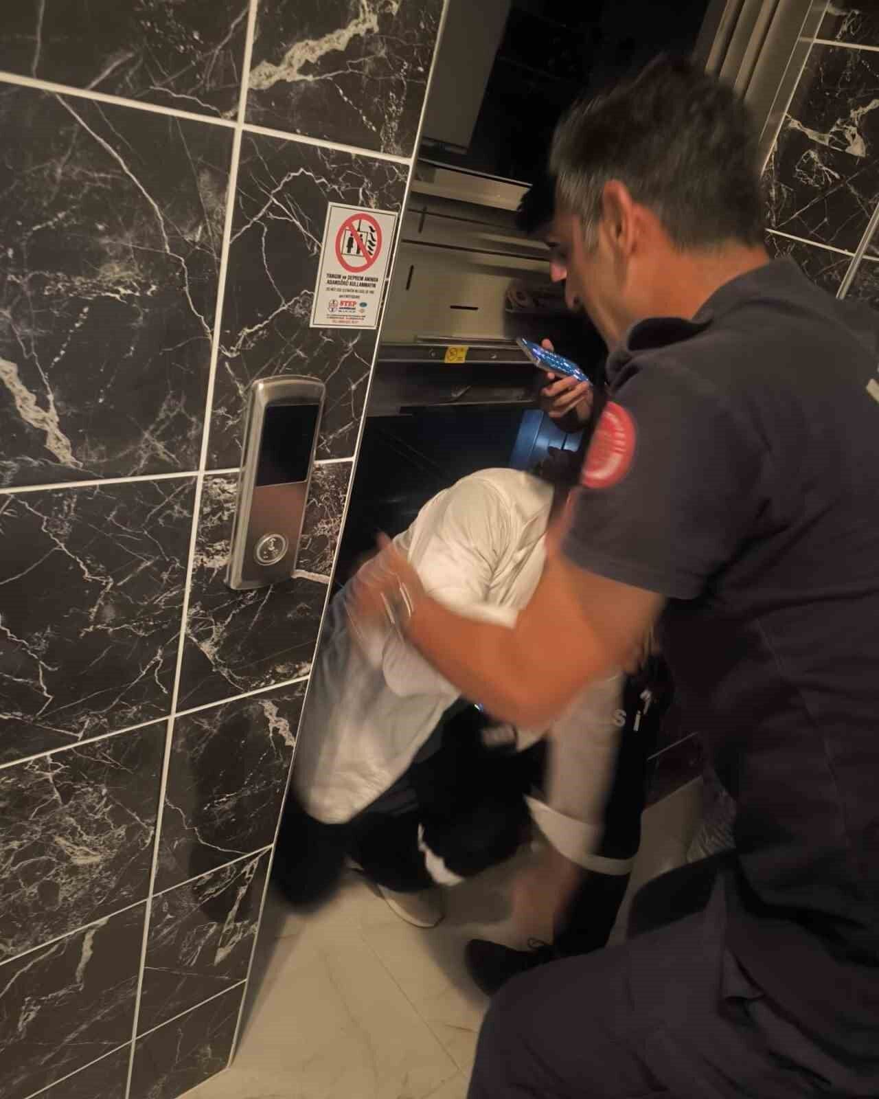 Asansörde mahsur kalan şahsı itfaiye kurtardı - Mersin'in En Güncel ... Asansörde mahsur kalan şahsı itfaiye kurtardı - Mersin'in En Güncel ...