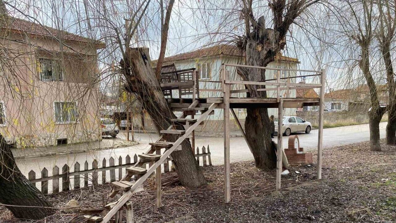 Yaptıkları ahşap çardak herkes tarafından keyifle kullanılıyor ...