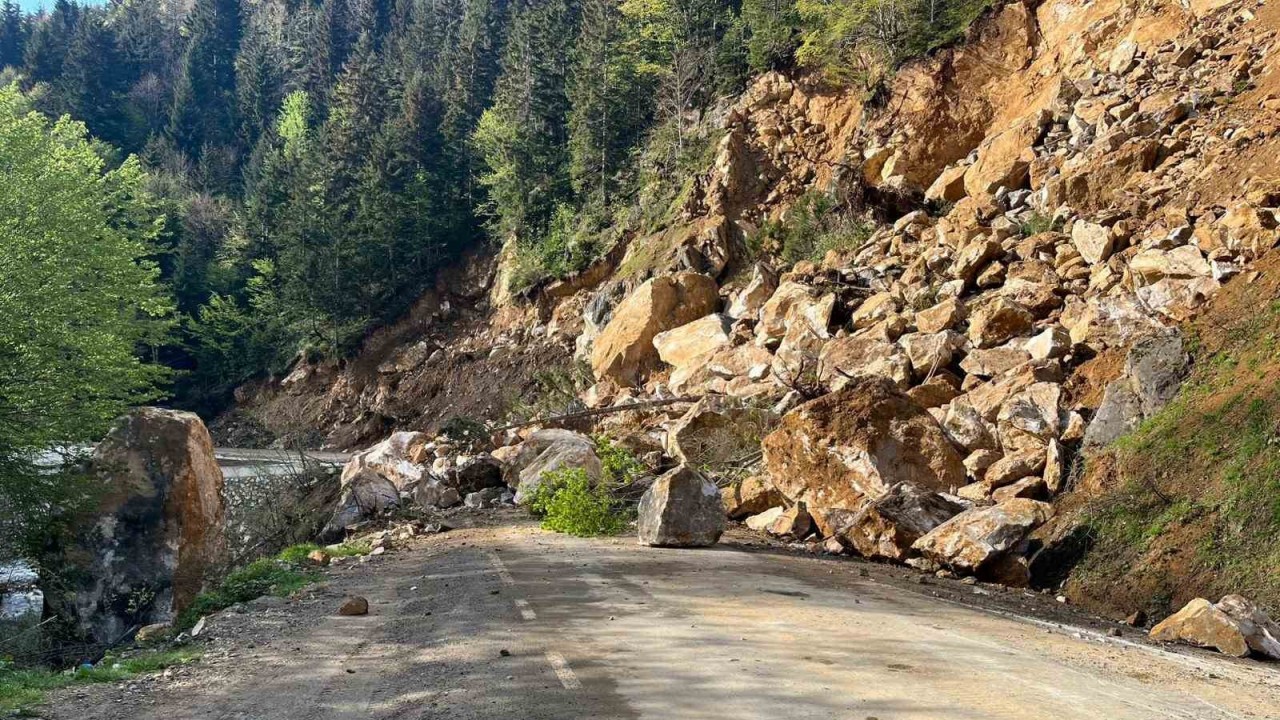 Giresun’da heyelan - Sonses TV / Mersin'den SonDakika Haberleri / Mersin Gündemi /Türkiye'nin Nabzı
